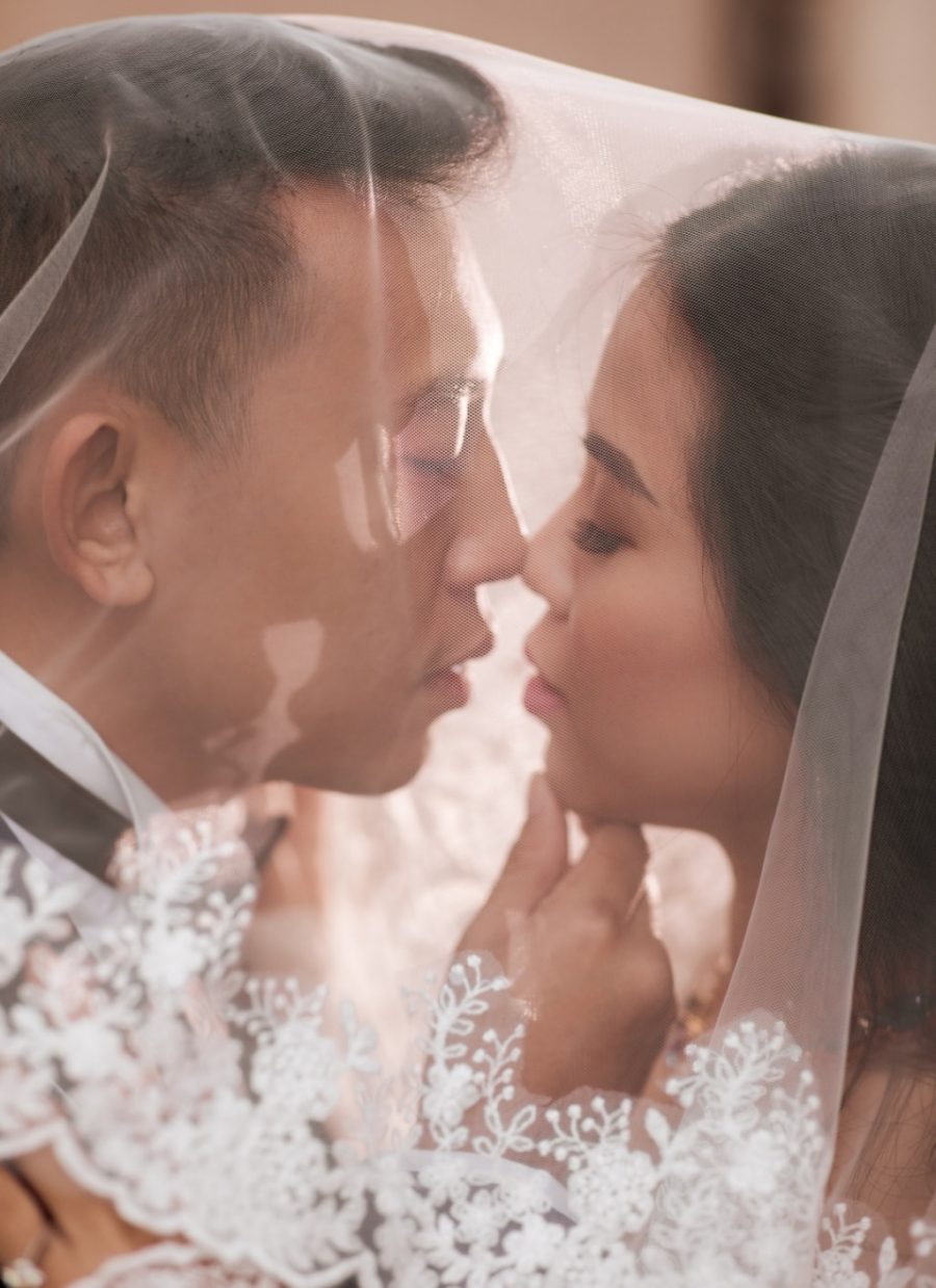 30 Romantic & Fun Pre-Wedding Shoot Poses That Engaged Couple Needs To ...