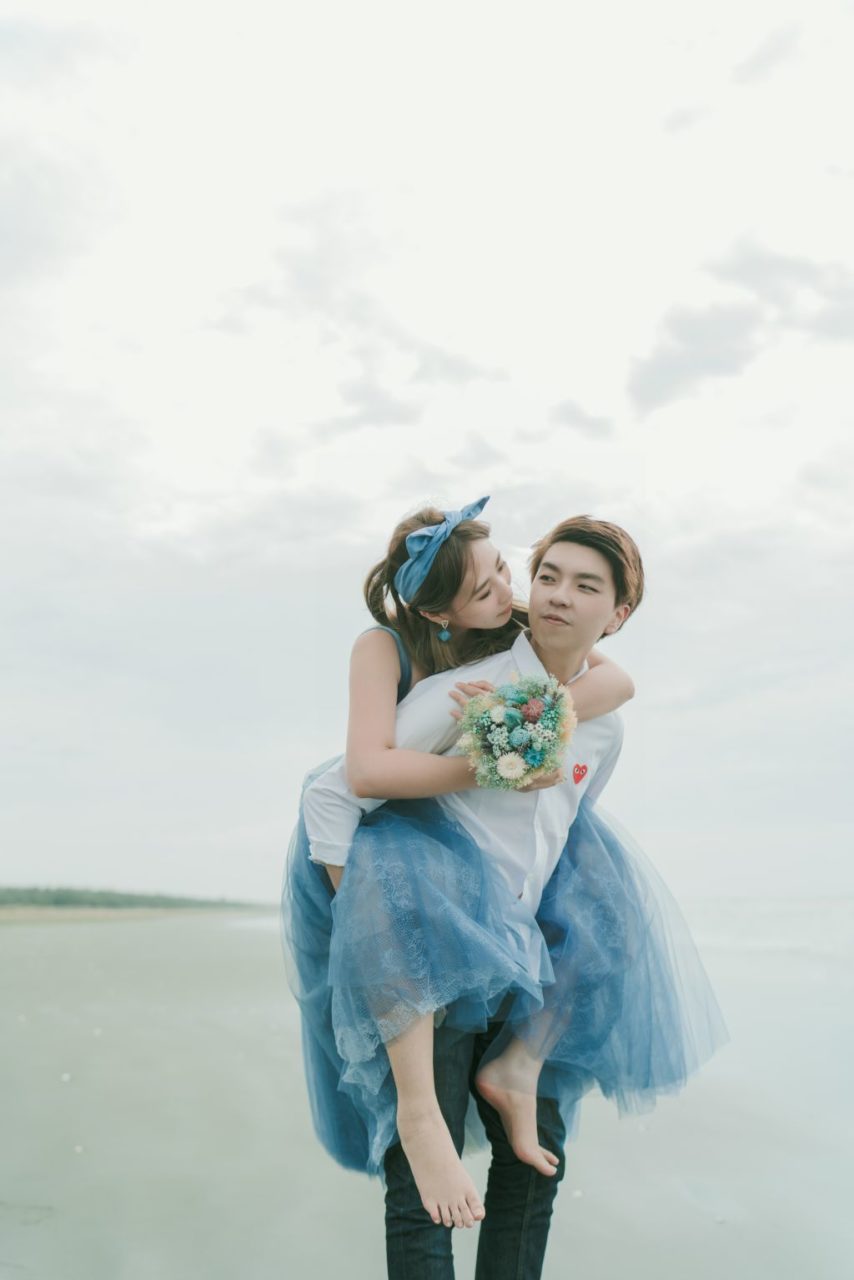 30 Romantic & Fun Pre-Wedding Shoot Poses That Engaged Couple Needs To ...