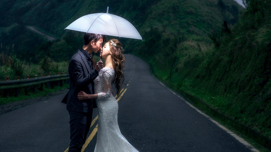 11 Photos That Show Why A Rainy Photoshoot Is Clearly A Blessing In ...