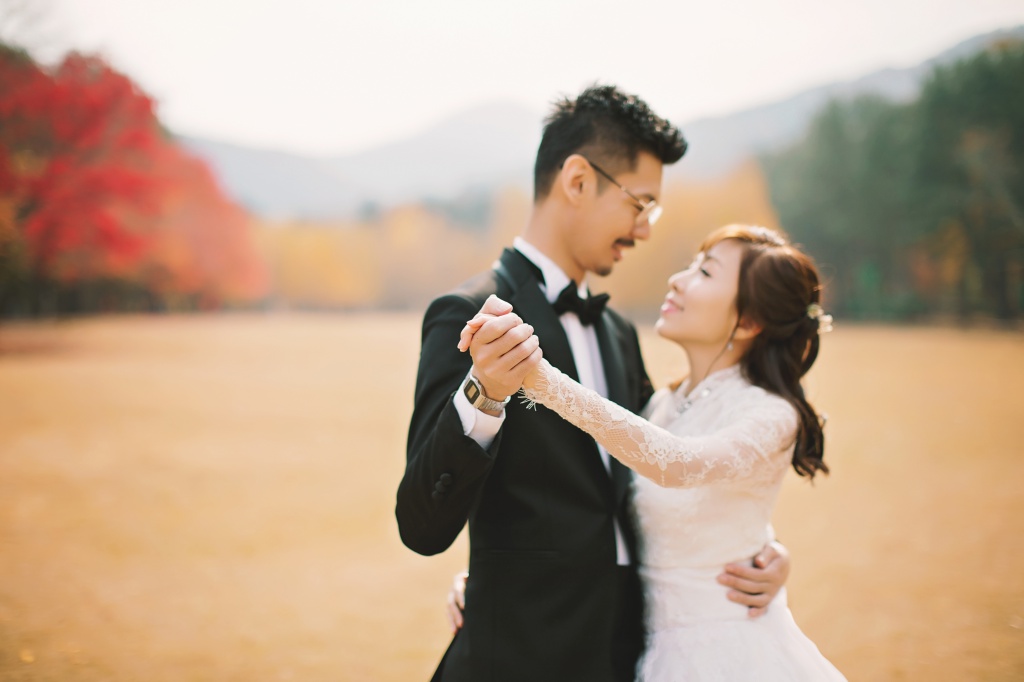 10 Foolproof Couple Photo Poses For Guys That Will Impress Your Girl ...