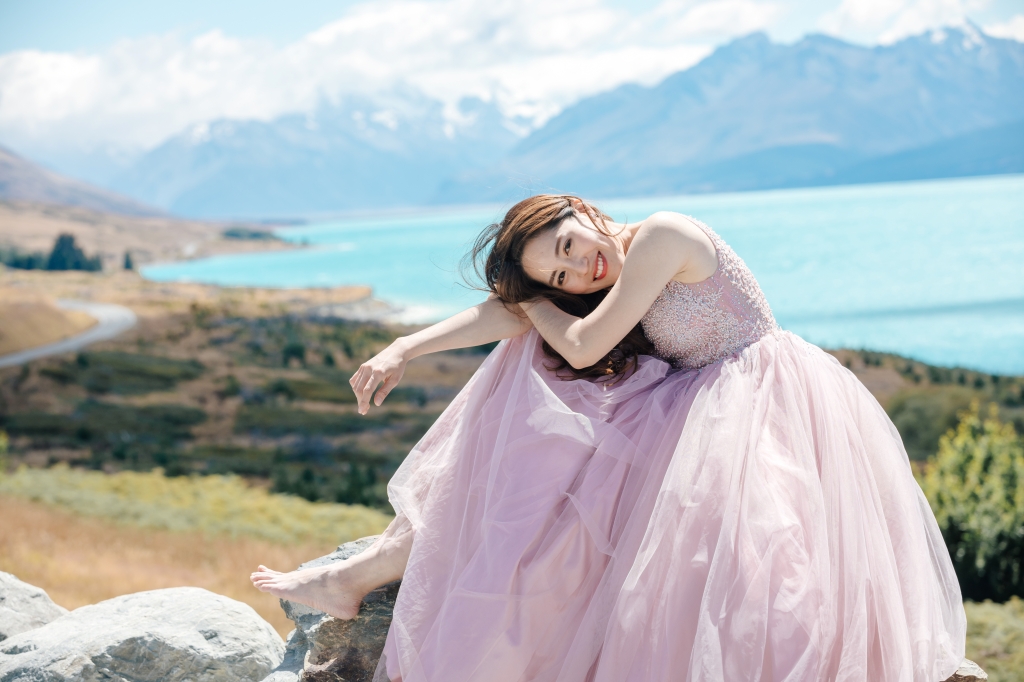 12 Wedding Poses for Brides that Bring Out the Bridal Magazine Glam ...