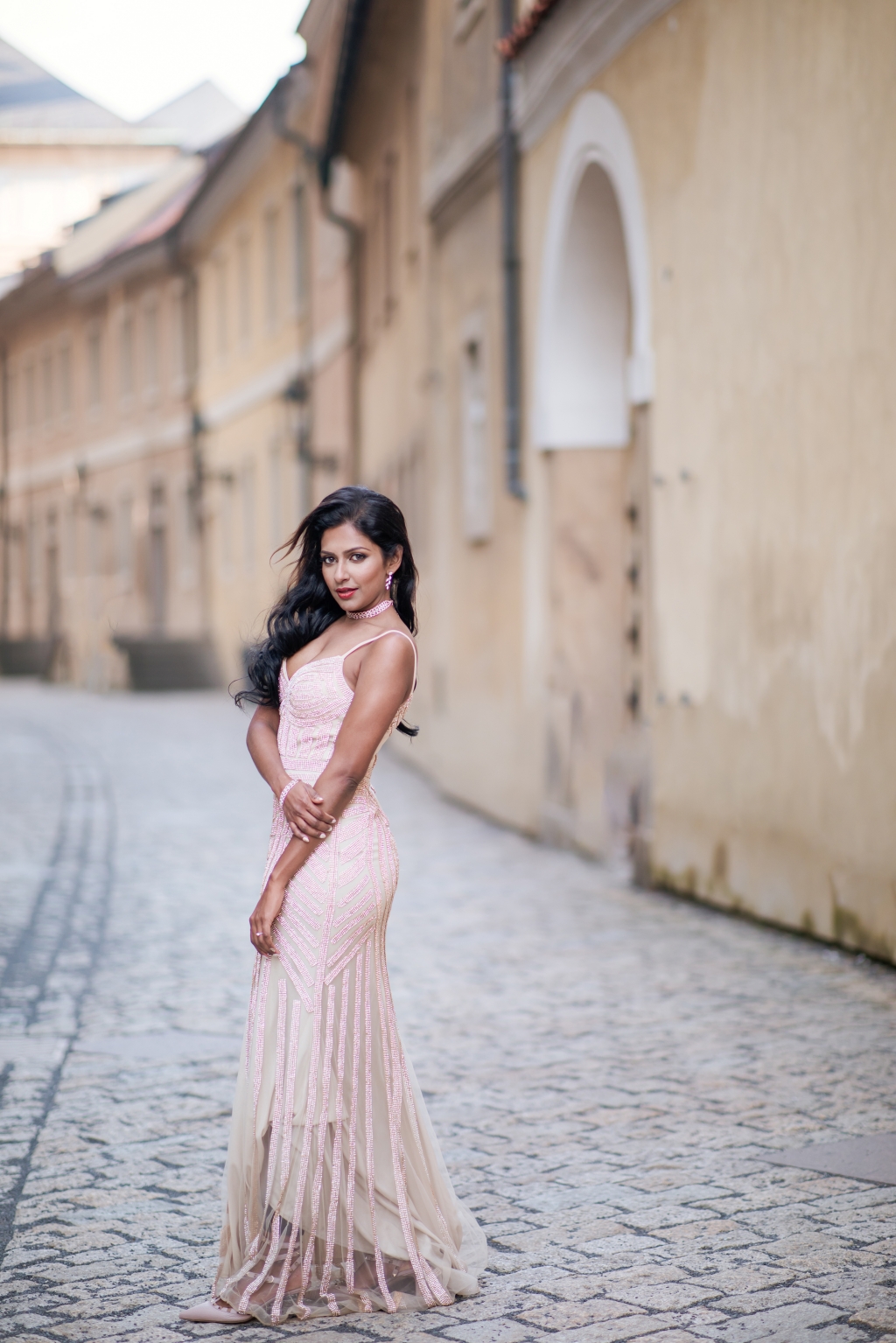 12 Wedding Poses for Brides that Bring Out the Bridal Magazine Glam ...