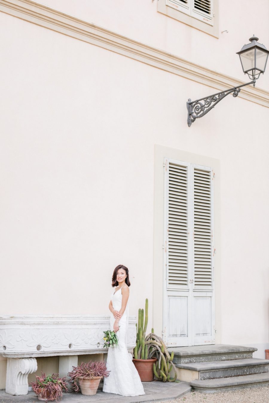 12 Wedding Poses for Brides that Bring Out the Bridal Magazine Glam ...