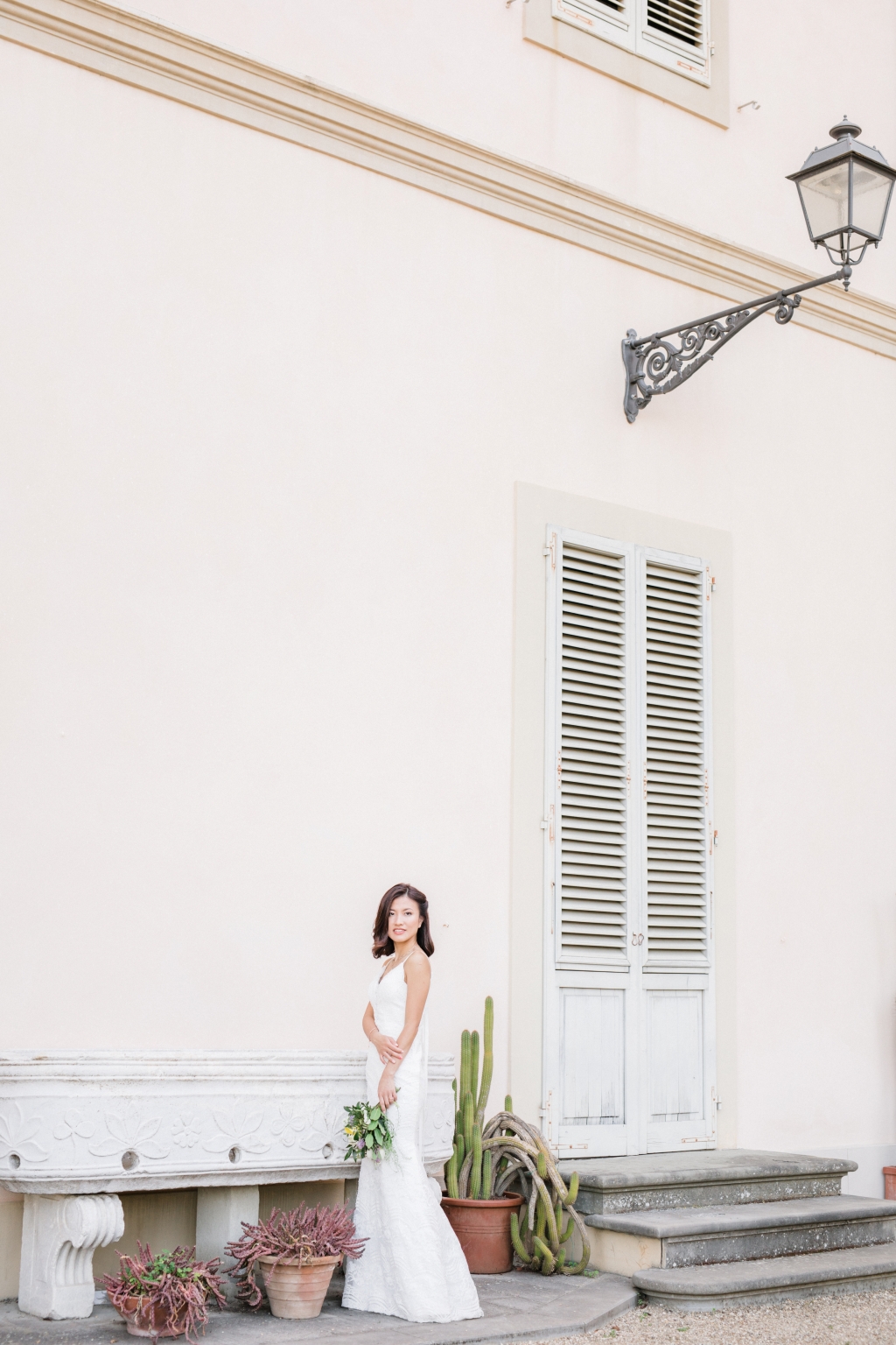 12 Wedding Poses for Brides that Bring Out the Bridal Magazine Glam ...