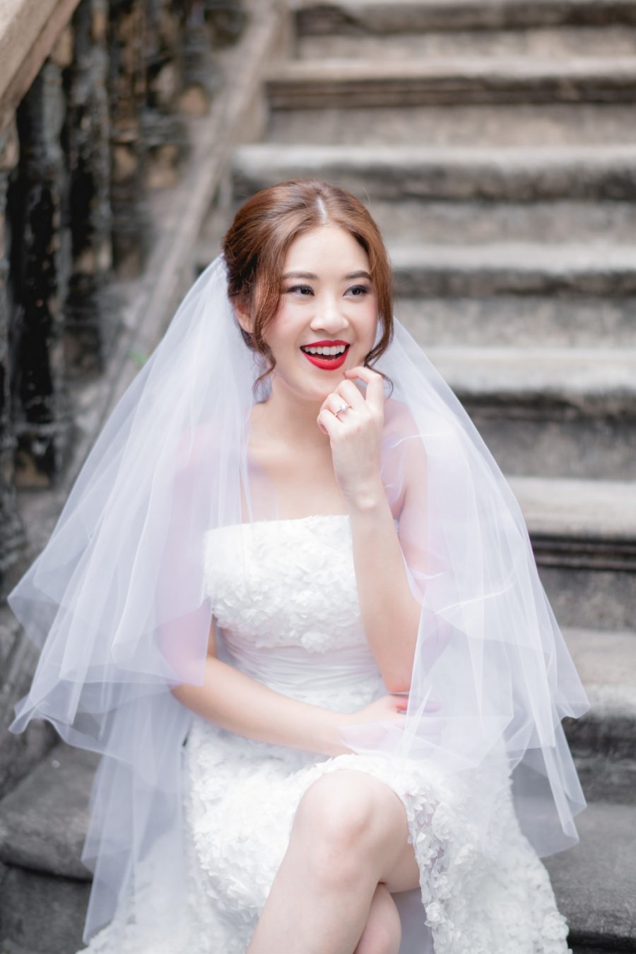 12 Wedding Poses for Brides that Bring Out the Bridal Magazine Glam ...