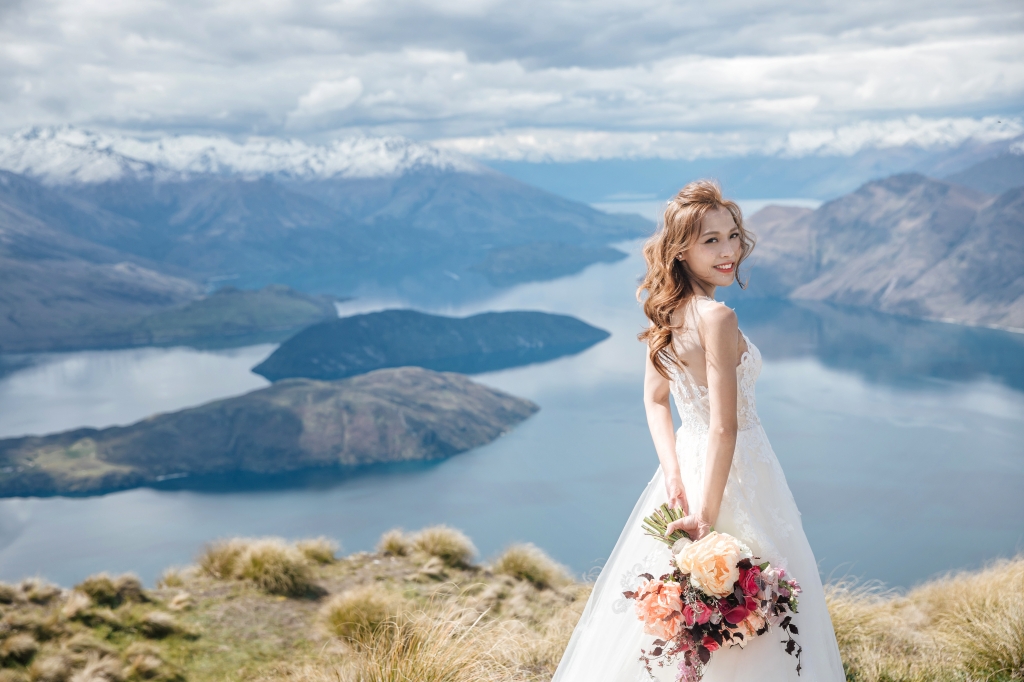 12 Wedding Poses for Brides that Bring Out the Bridal Magazine Glam ...