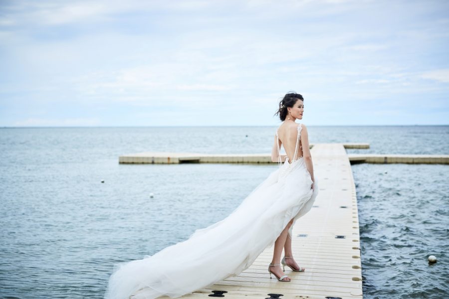 12 Wedding Poses for Brides that Bring Out the Bridal Magazine Glam ...