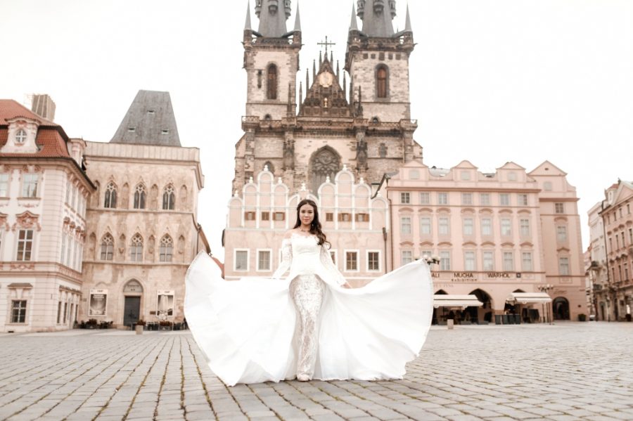 12 Wedding Poses for Brides that Bring Out the Bridal Magazine Glam ...