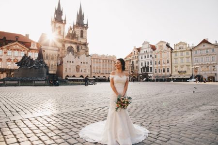 12 Wedding Poses for Brides that Bring Out the Bridal Magazine Glam ...