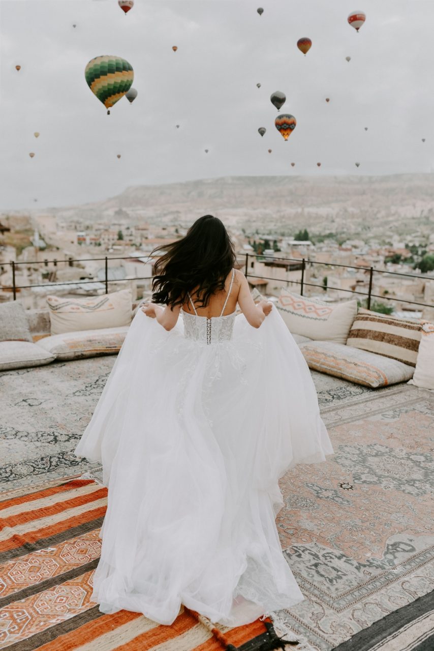 12 Wedding Poses for Brides that Bring Out the Bridal Magazine Glam ...