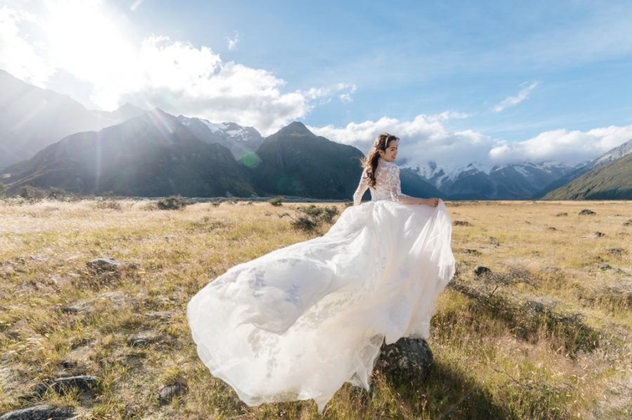 12 Wedding Poses for Brides that Bring Out the Bridal Magazine Glam ...
