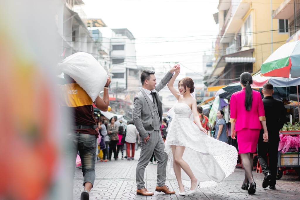 10 Fun Wedding Photo Poses to Bring Out the Smile in You and Have a ...